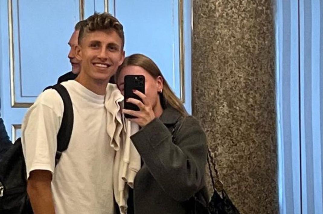 FOTO ZOOM - Jesper Lindstrom alla sua fidanzata Sofie: "Già quattro anni, ti amo"